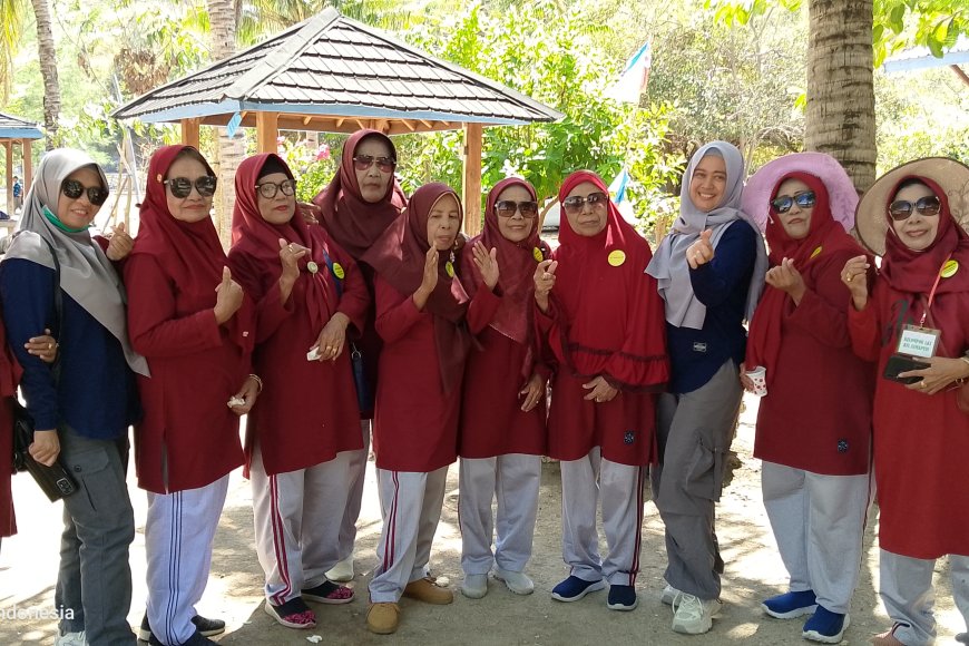 Kelompok Lansia Kemang Setange Kecamatan Sumbawa Gelar Rekreasi di ...